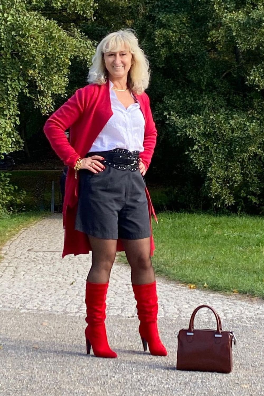 20+ Red Boots Outfits to Stand Out in Any Crowd