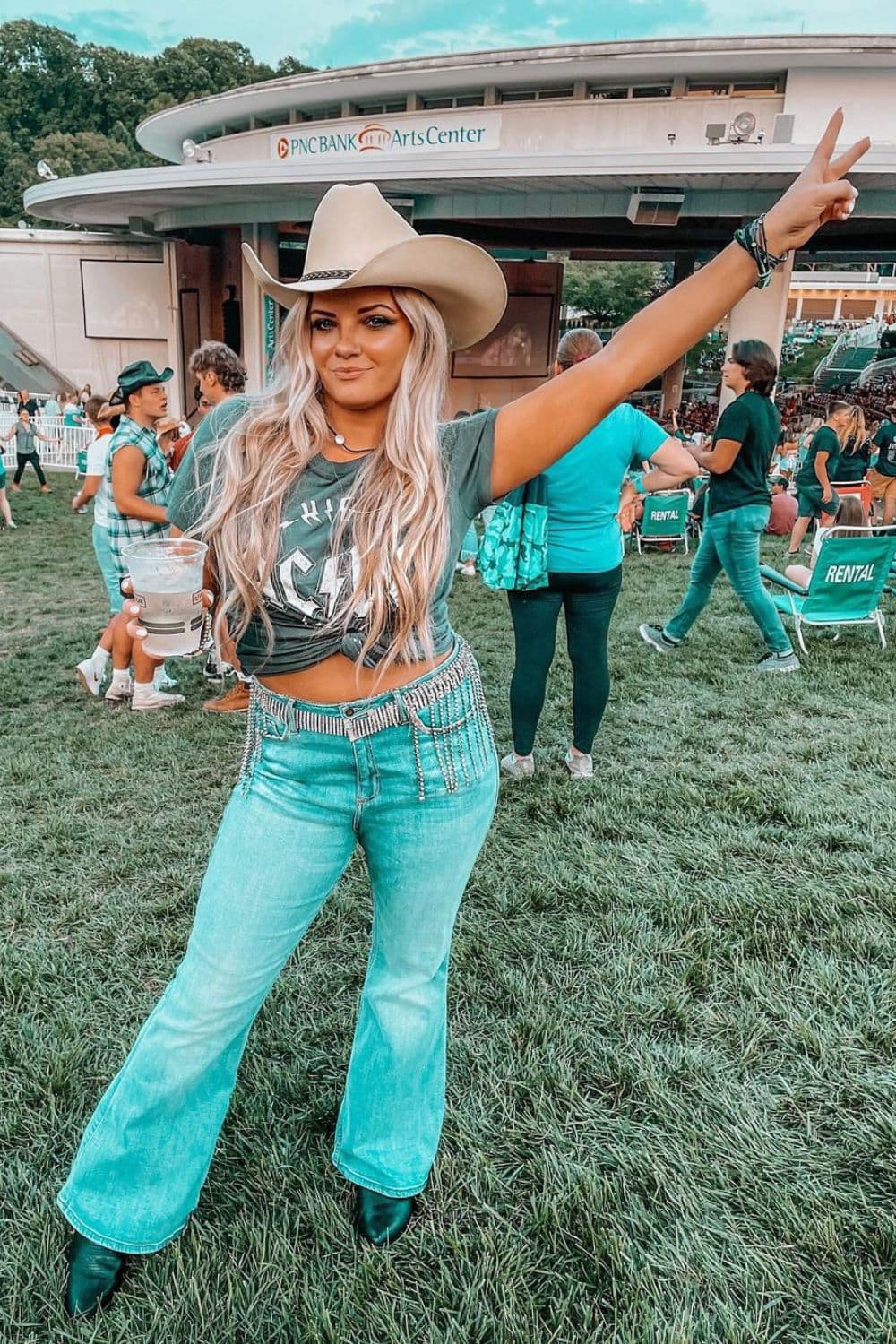 16 Luke Combs Concert Outfits to Look Stylish at The Show