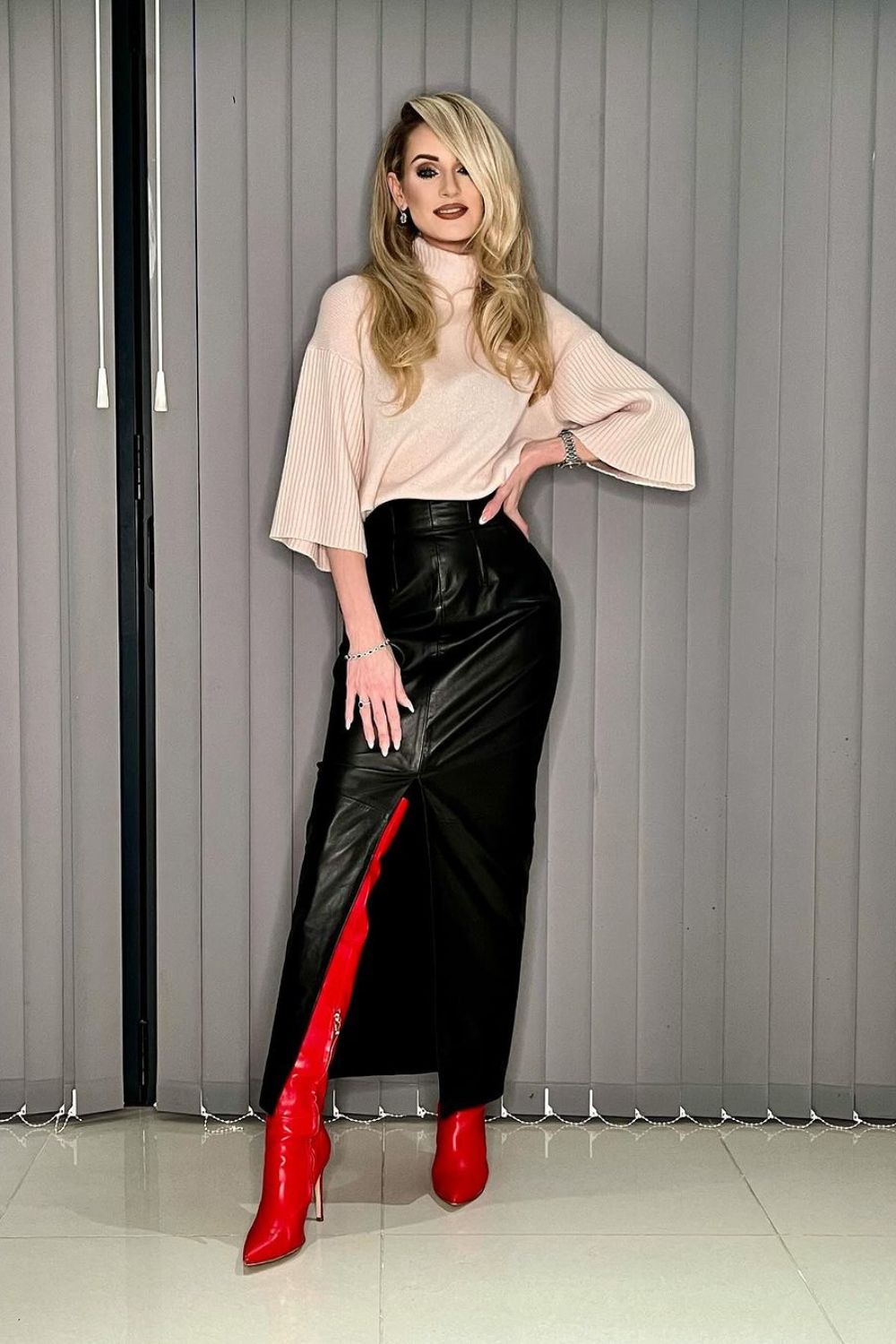 20+ Red Boots Outfits to Stand Out in Any Crowd