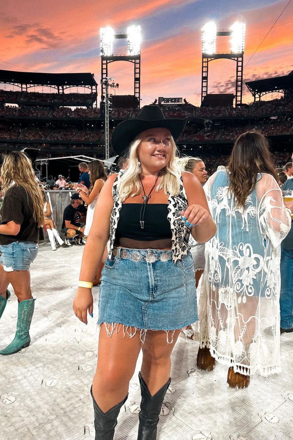 11 Chic Plus Size Country Concert Outfits