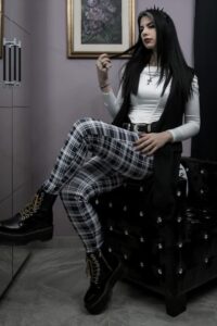 18 Grunge Outfits That Make You Look Like a Rockstar