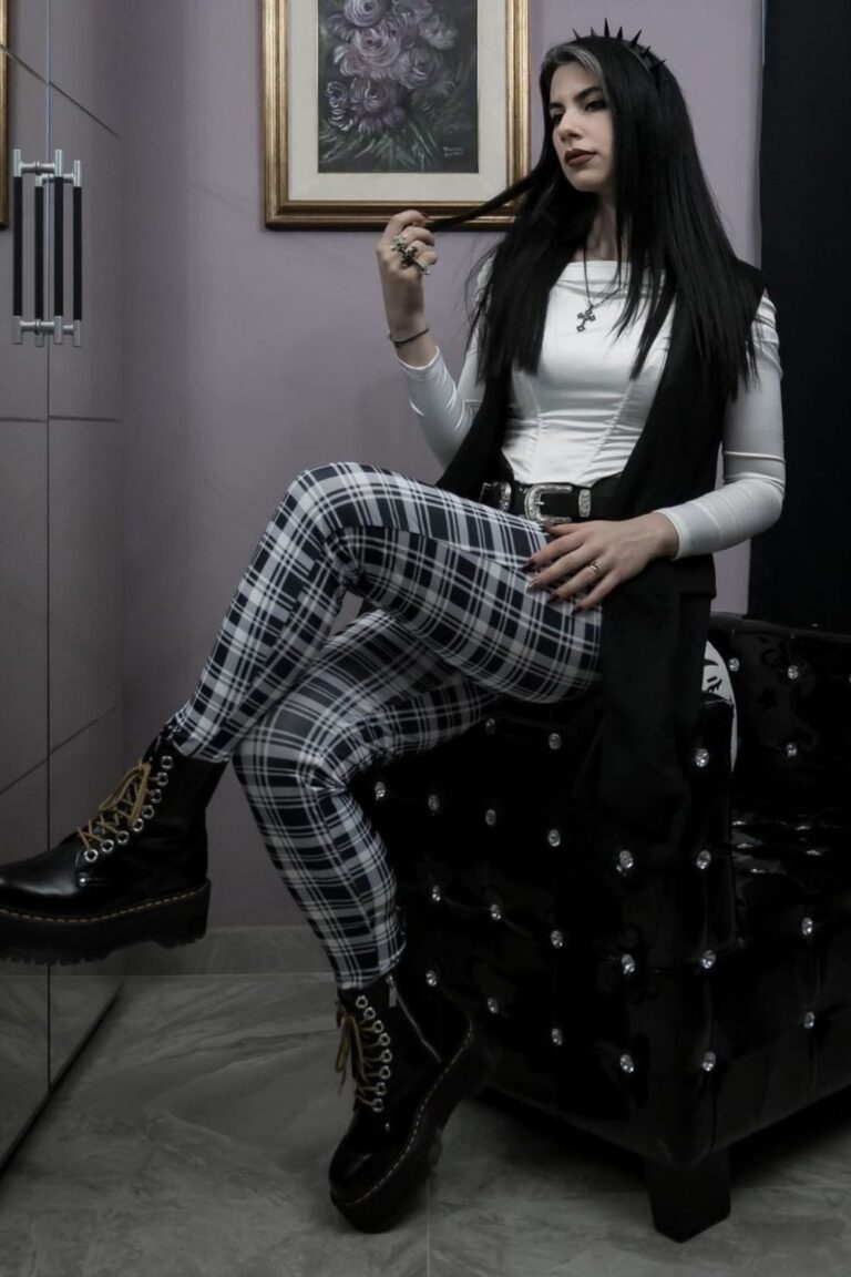 18 Grunge Outfits That Make You Look Like a Rockstar