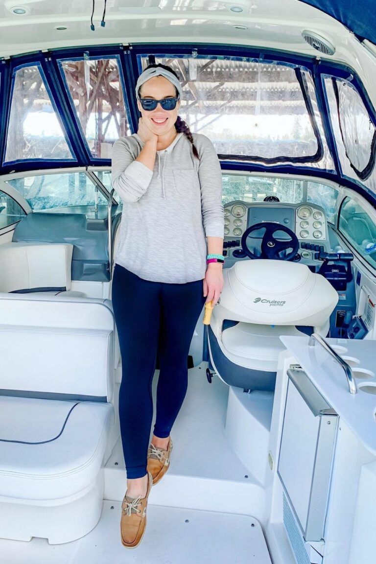 What to Wear on a Boat: 22 Chic Boat Outfits for Women