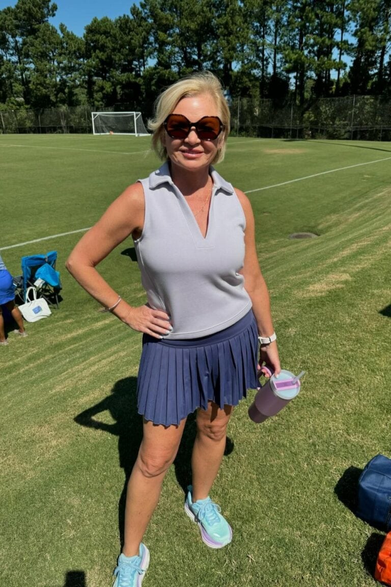 19 Stylish Soccer Mom Outfits That Are Comfy and Cute