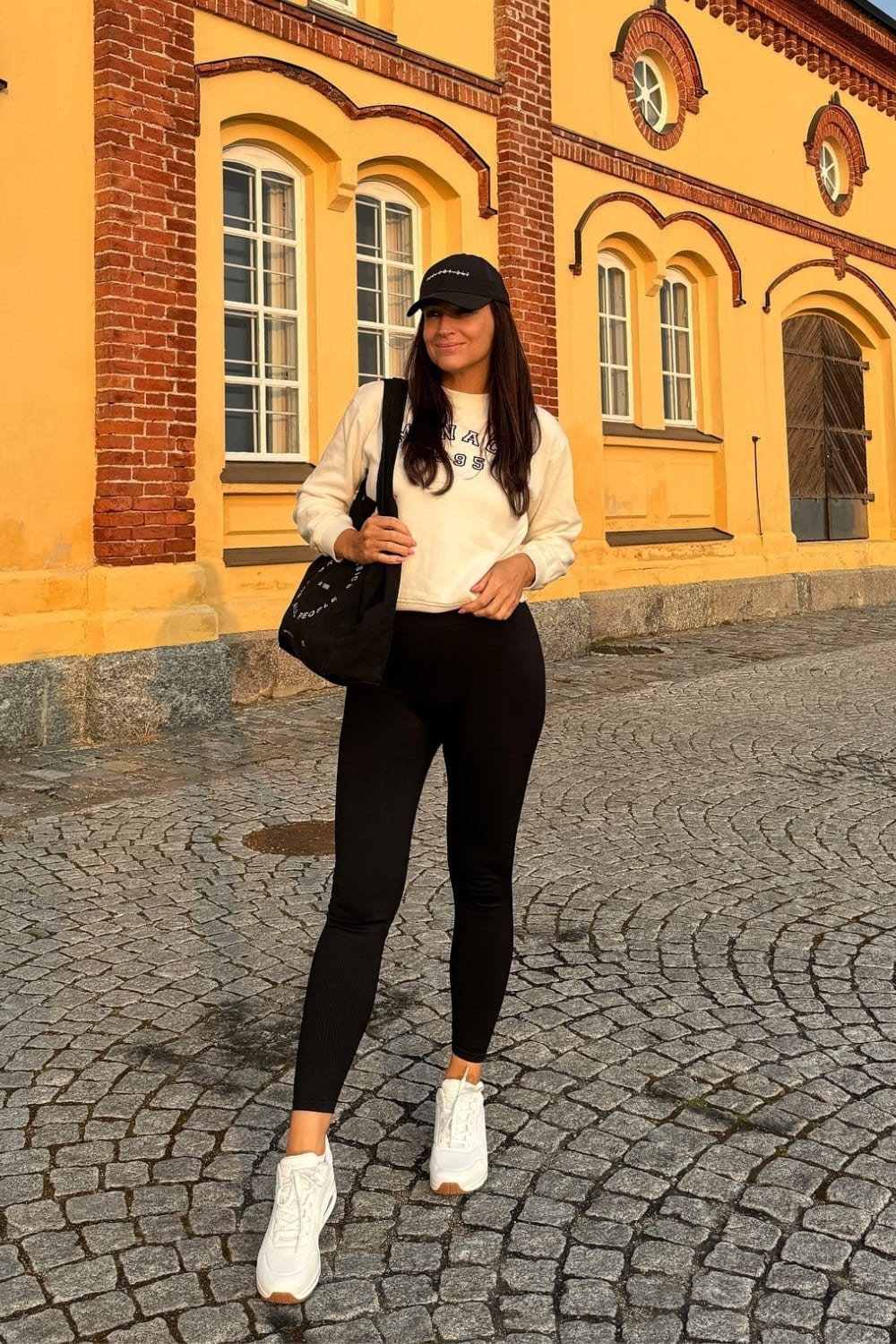 19 Stylish Soccer Mom Outfits That Are Comfy and Cute