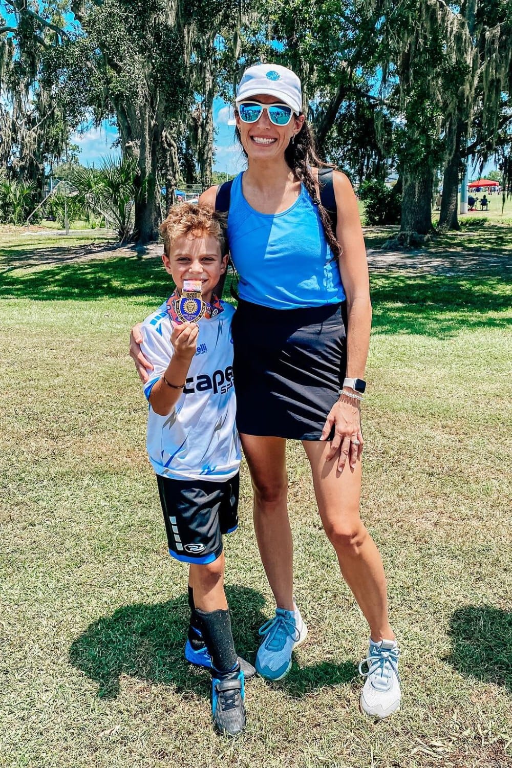 19 Stylish Soccer Mom Outfits That Are Comfy and Cute