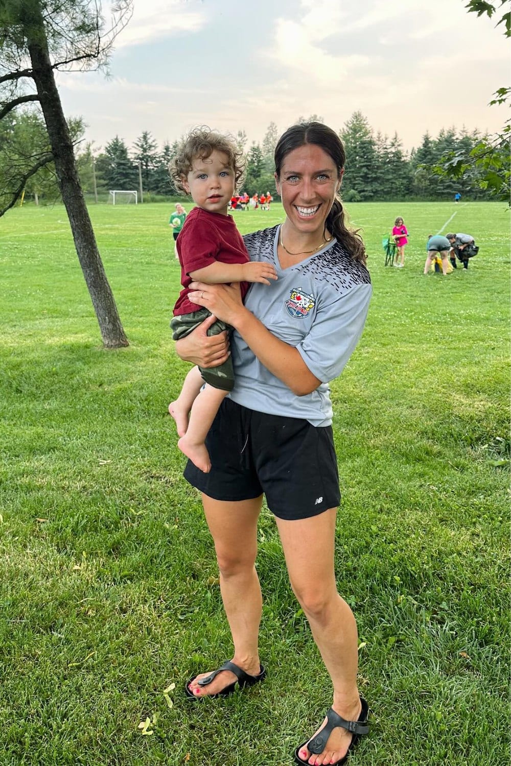 19 Stylish Soccer Mom Outfits That Are Comfy and Cute